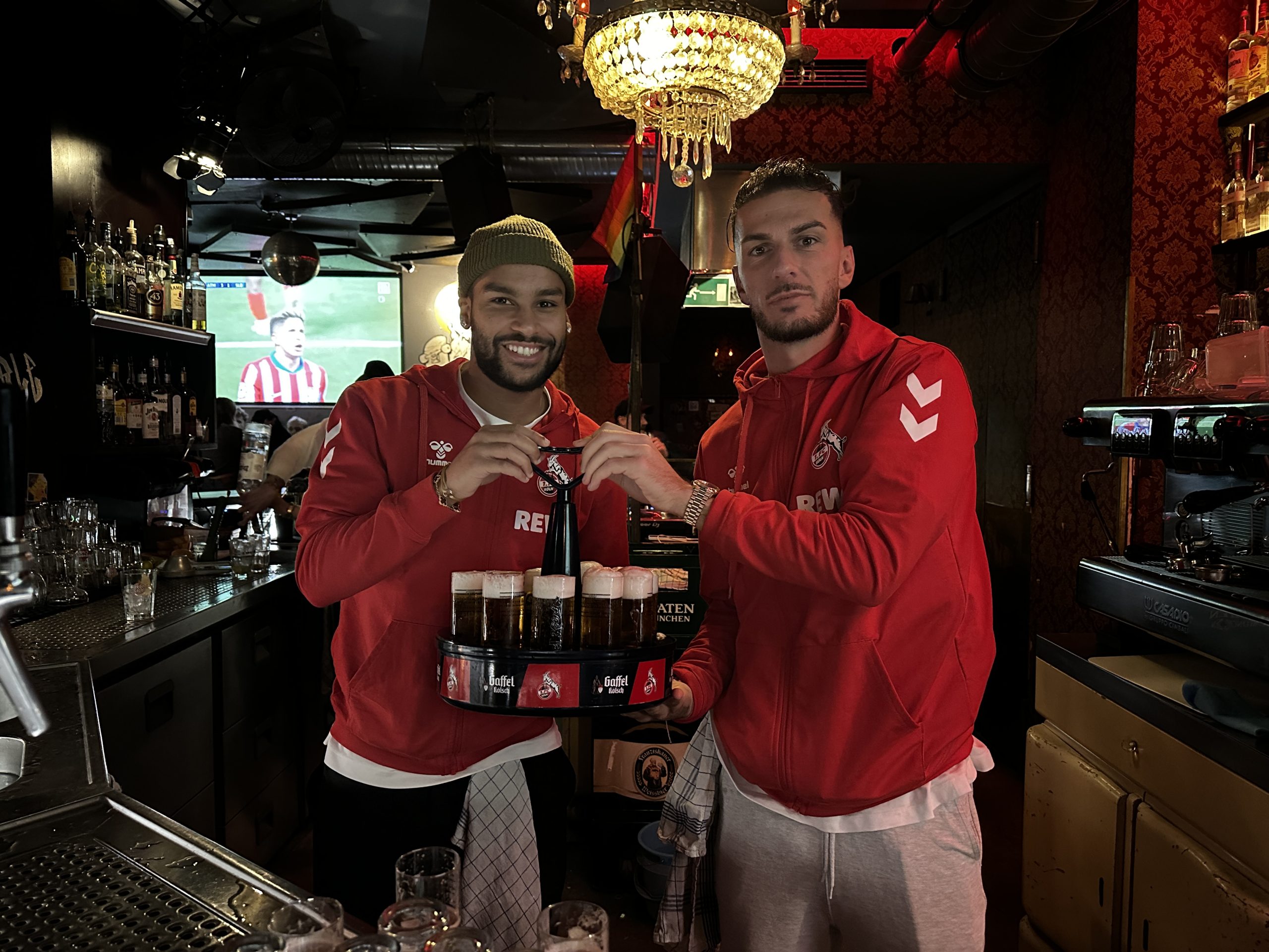 Prost! FC-Duo macht Fans mit Kölsch glücklich - Koeln 0221 News - Online